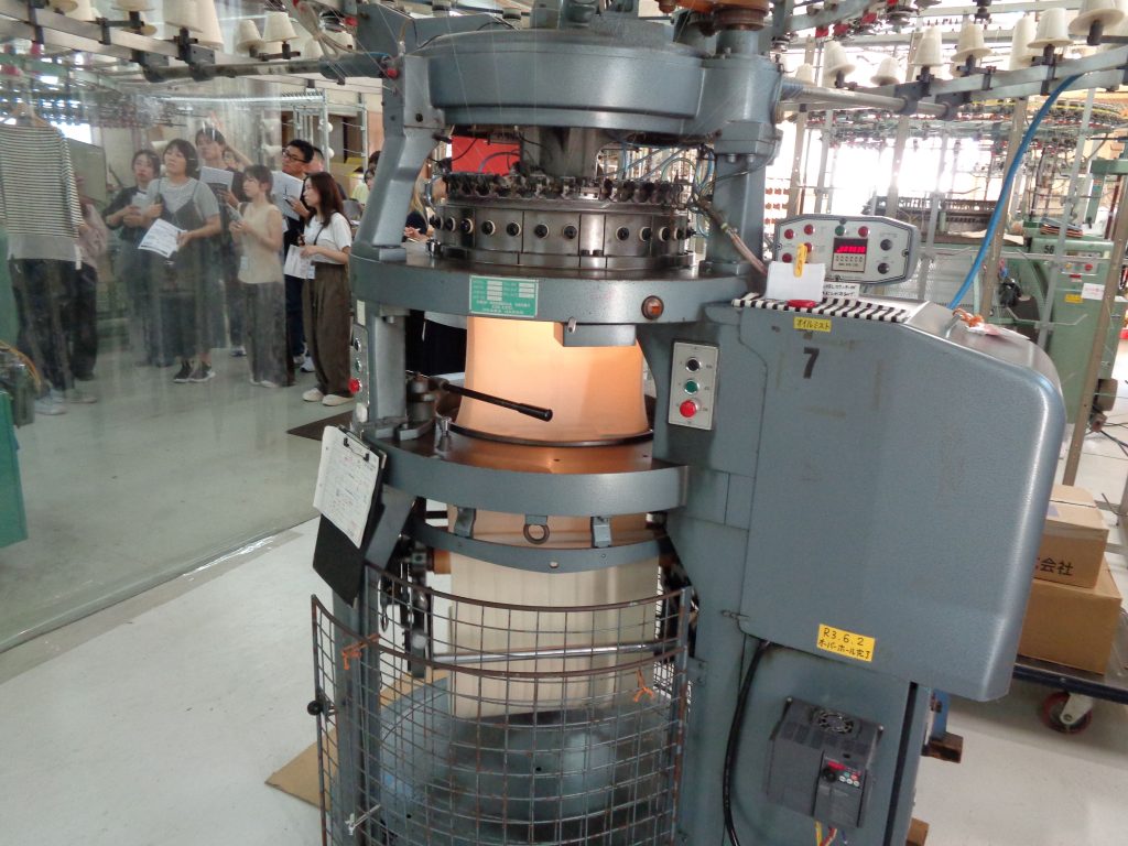 第18期「TKFメリヤス塾」9月の講義は、 [原料編 丸編]について、千葉県山武市に工場のある株式会社川邊莫大小製造所様を見学させていただきました。 ｜ 東京ニットファッション工業組合（TKF）