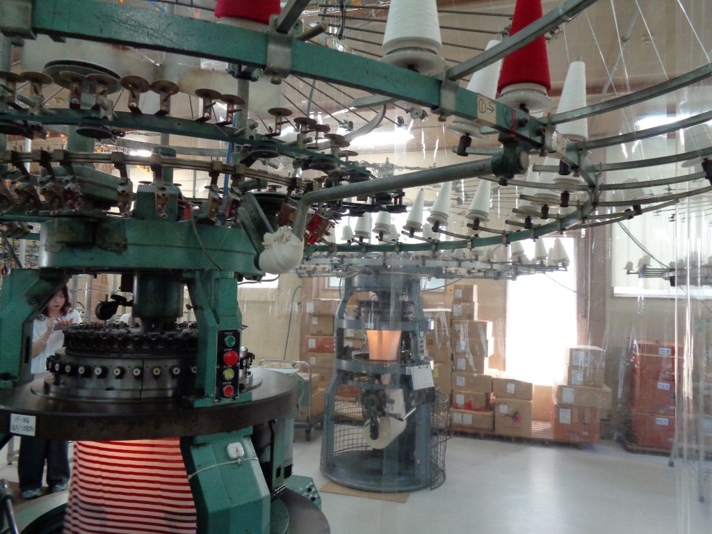 第18期「TKFメリヤス塾」9月の講義は、 [原料編 丸編]について、千葉県山武市に工場のある株式会社川邊莫大小製造所様を見学させていただきました。 ｜ 東京ニットファッション工業組合（TKF）